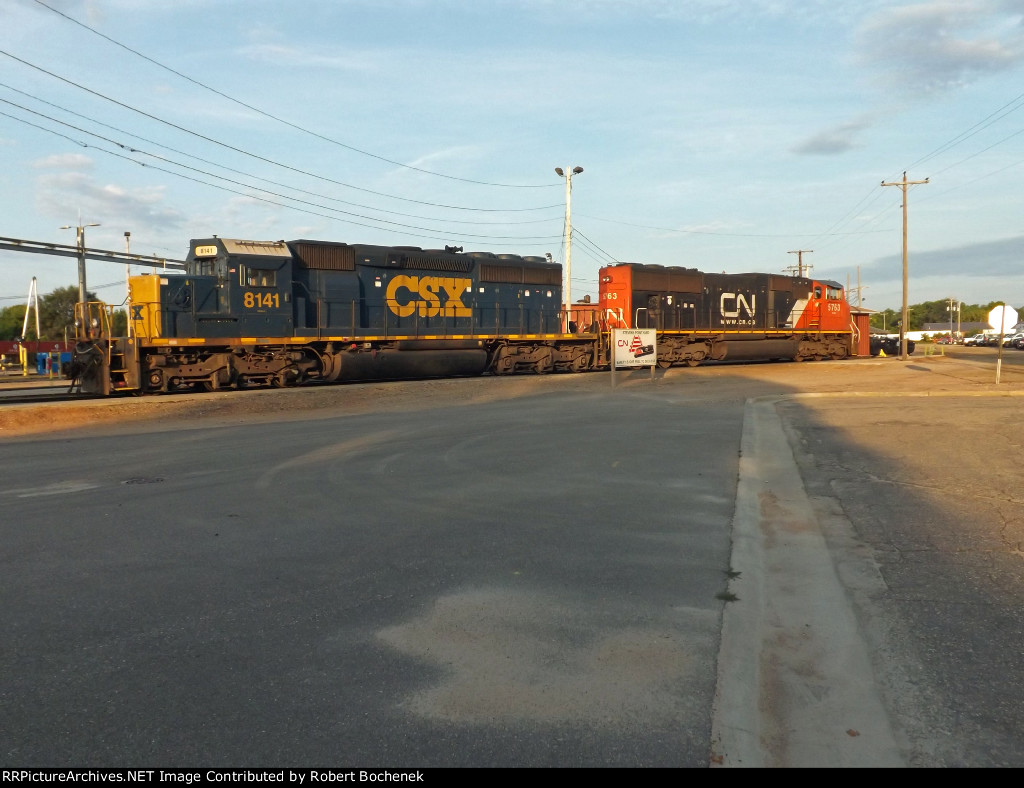 CSX SD40-2 8141 and CN SD75I 5763 at Stevens Point, WI_8-31-18
